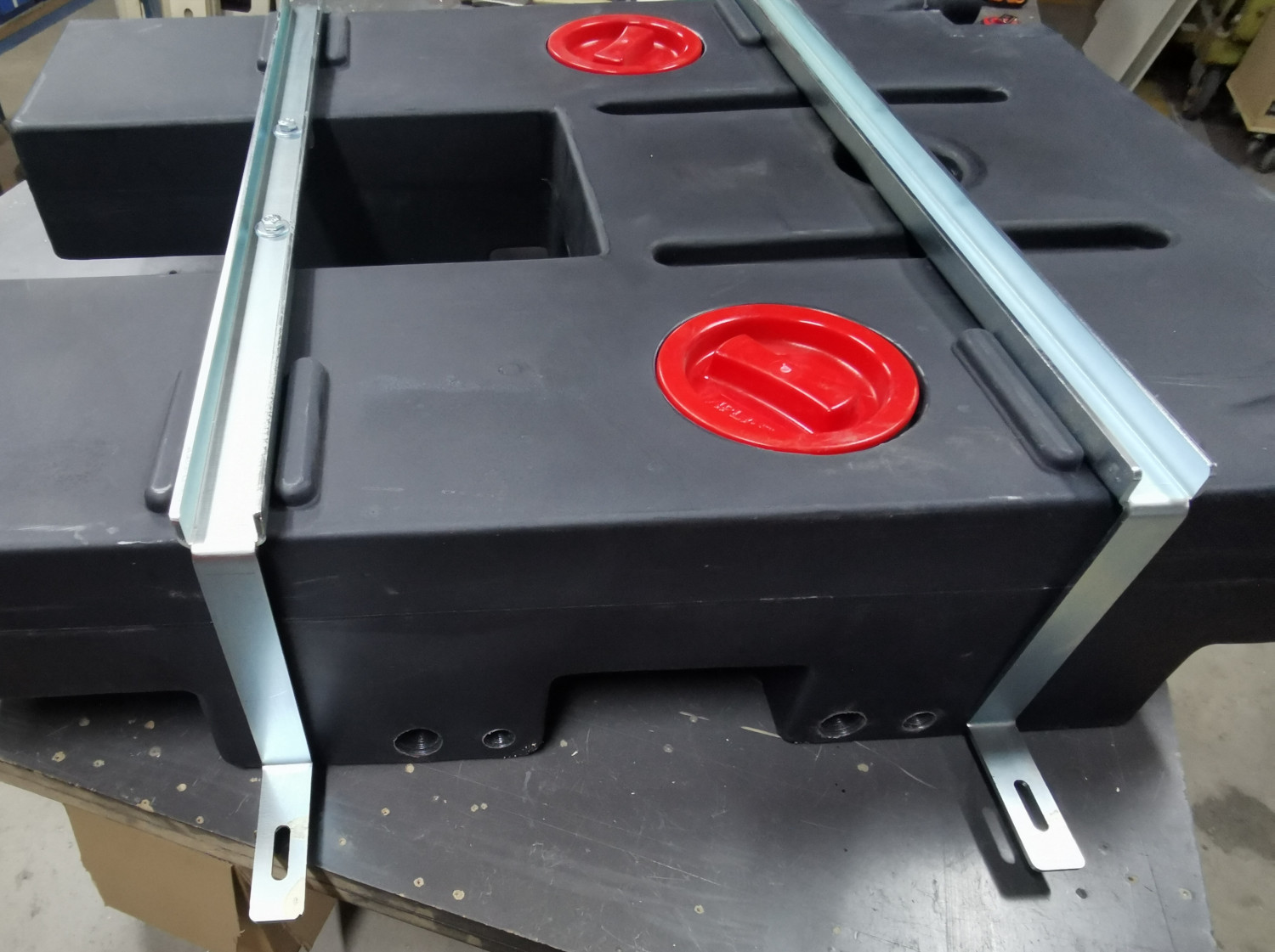 Befestigungssatz für Ducato "U" Wassertank - Andorra Campers Online Shop